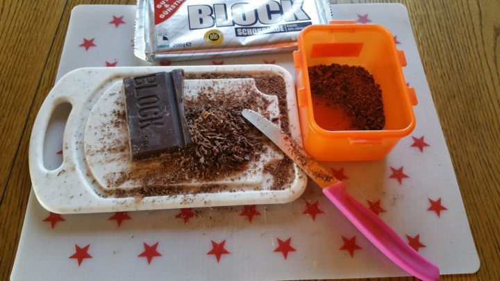 Schokolade ruckzuck mit Sägemesser raspeln | Frag Mutti