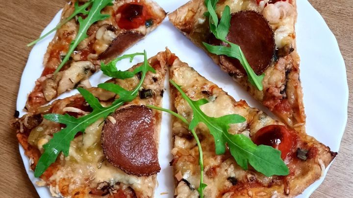 Pizza mit Champignons und Frühlingszwiebeln - Rezept | Frag Mutti