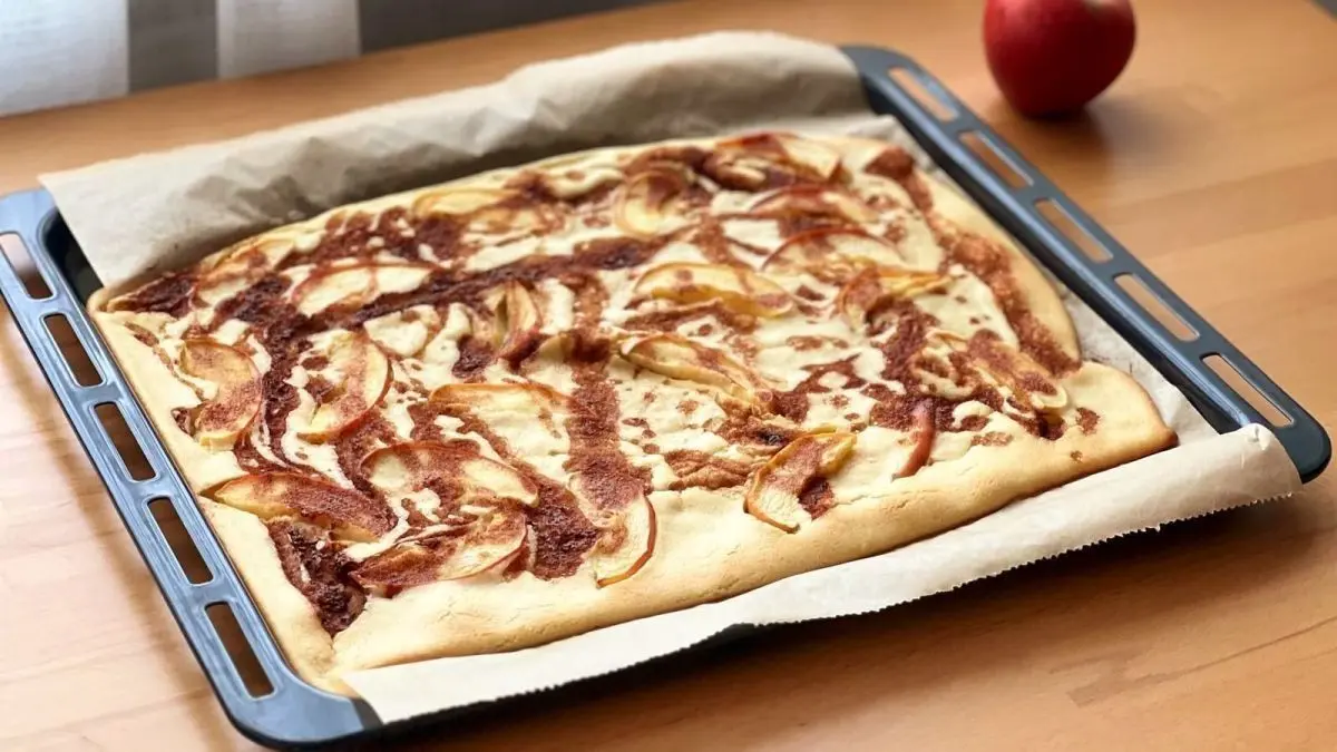 Apfelpfannkuchen vom Blech - Rezept | Frag Mutti