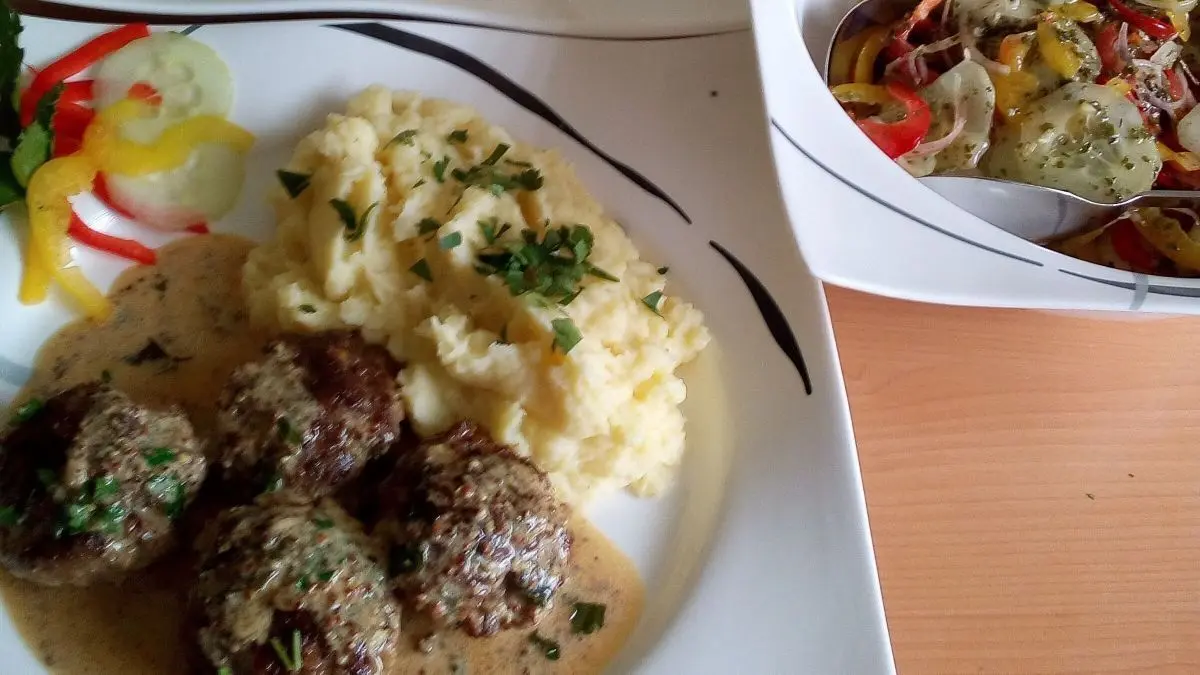 Pikante Minifrikadellen in Dijon-Senfsoße - Rezept | Frag Mutti